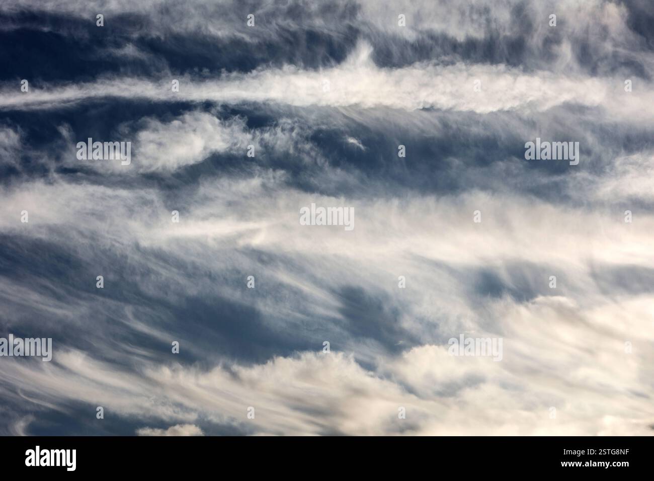 Hohe Eiswolken am Himmel Eiswolken wie die Cirrusarten in Höhen ...