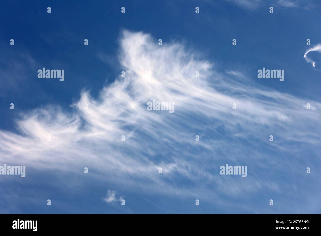Hohe Eiswolken am Himmel Eiswolken wie die Cirrusarten in Höhen ...
