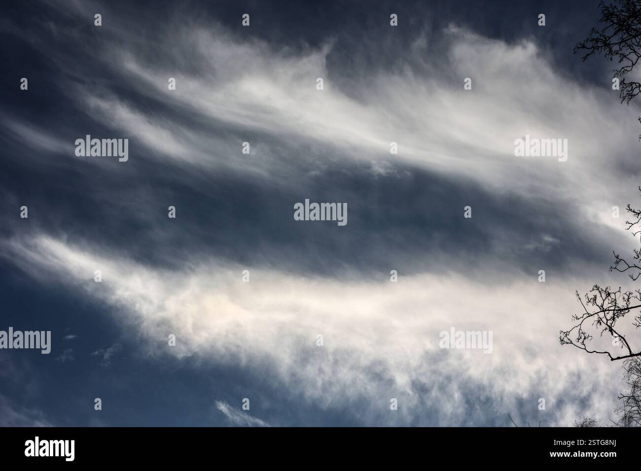 Hohe Eiswolken am Himmel Eiswolken wie die Cirrusarten in Höhen ...