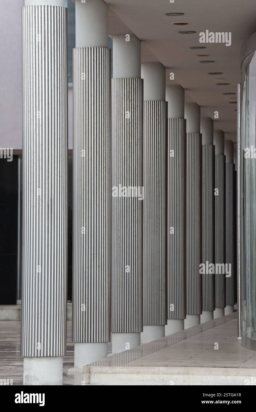Silver columns hi-res stock photography and images - Alamy
