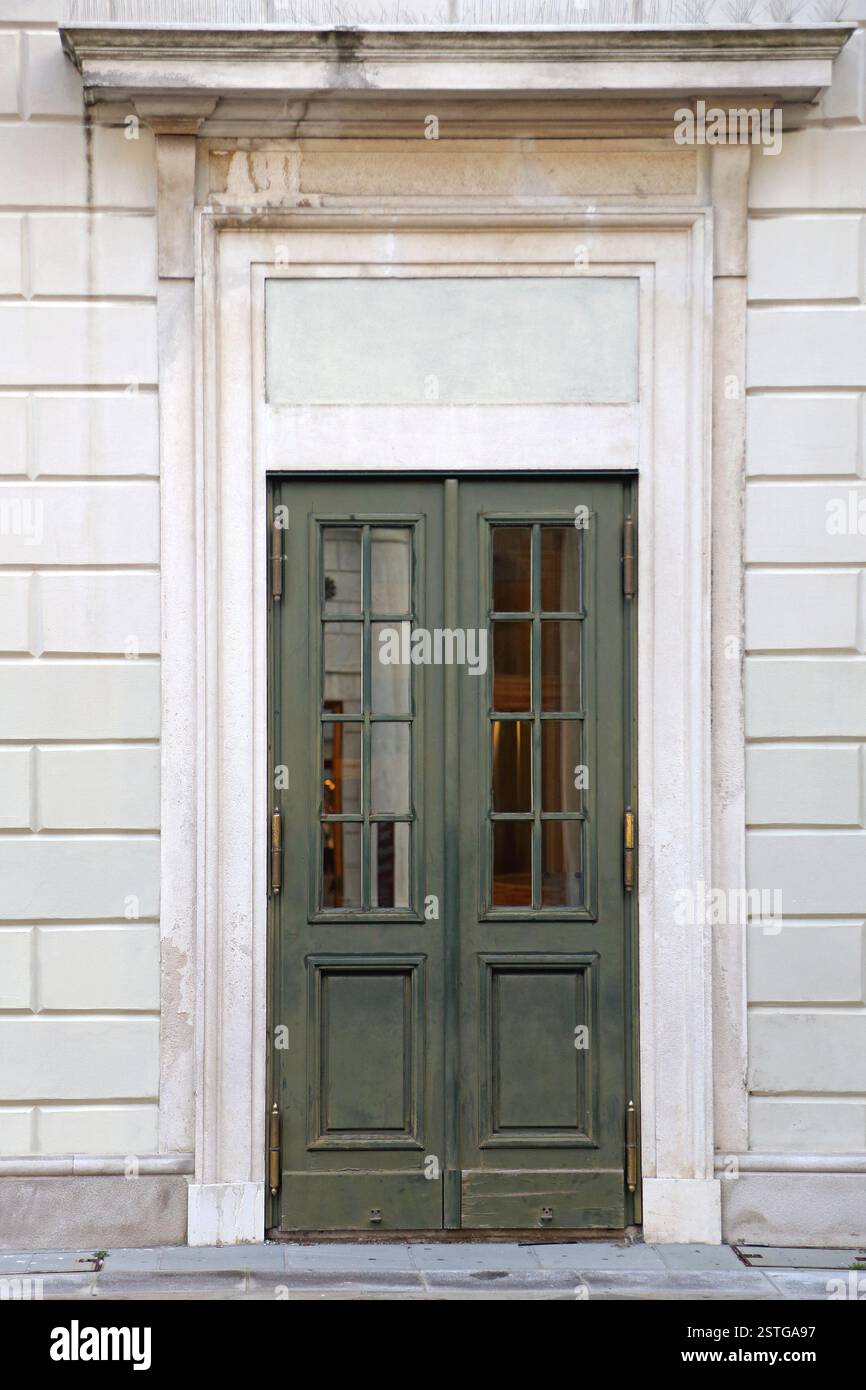 Closed door double doors hi-res stock photography and images - Alamy