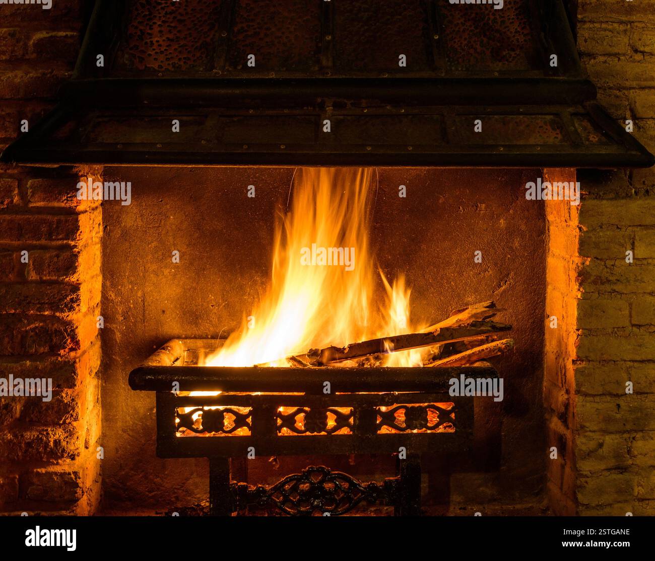 Log fire in a chimney Stock Photo - Alamy