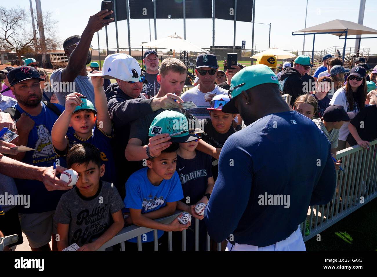 Seattle Mariners outfielder Randy Arozarena signs autographs for fans ...