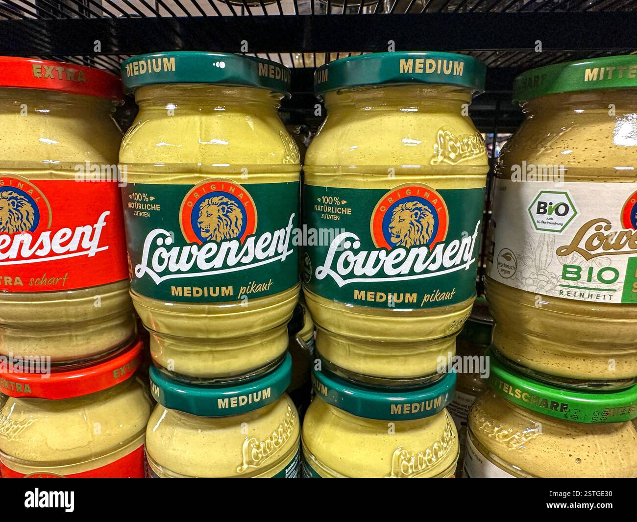 Löwensenf im Regal eines Supermarkt. 18.02.2025 *** Lion mustard on the ...