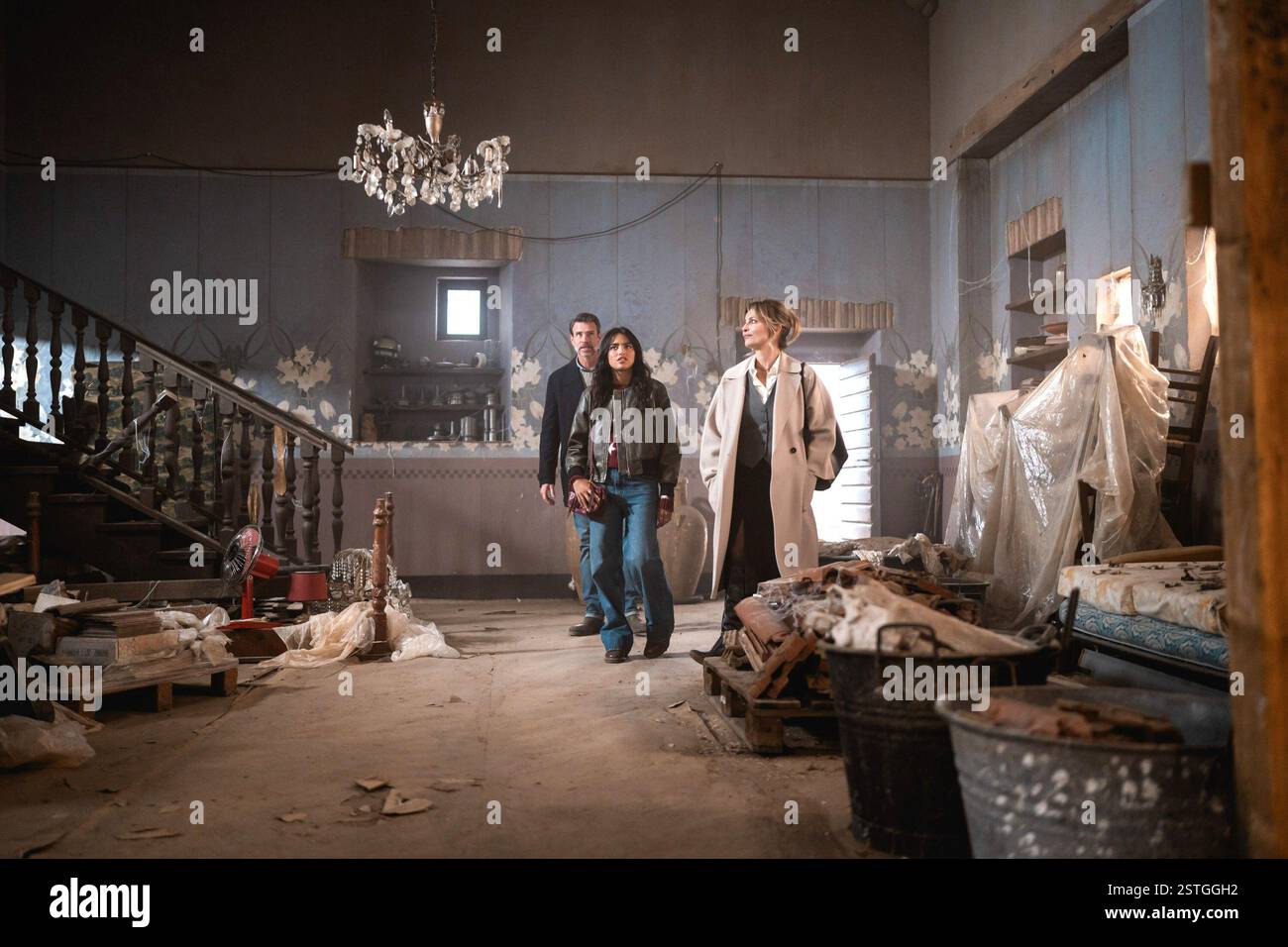 LA DOLCE VILLA, from left: Scott Foley, Maia Reficco, Violante Placido ...