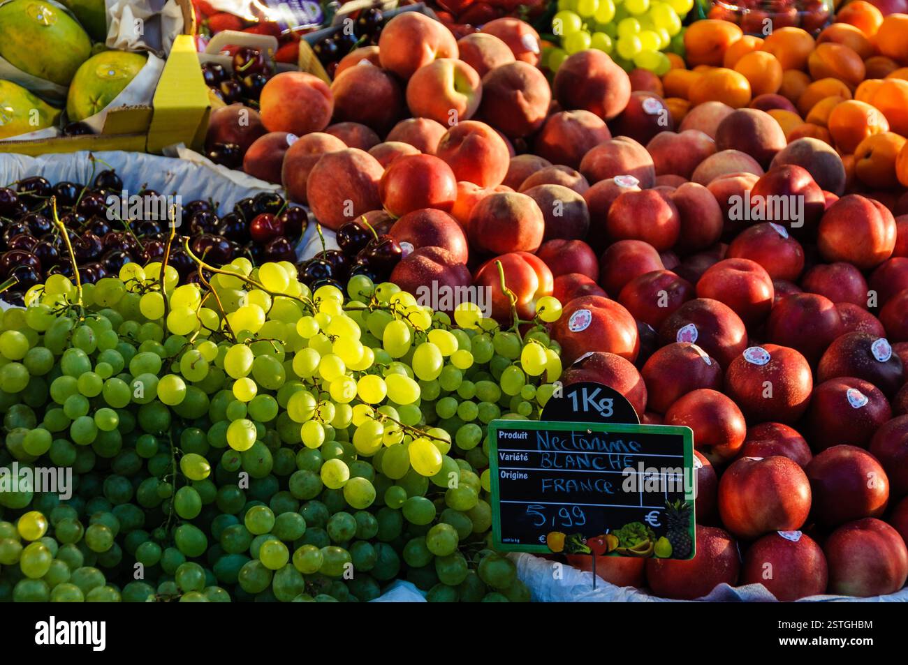 Fruit stall at a grocery store in Paris Stock Photo - Alamy