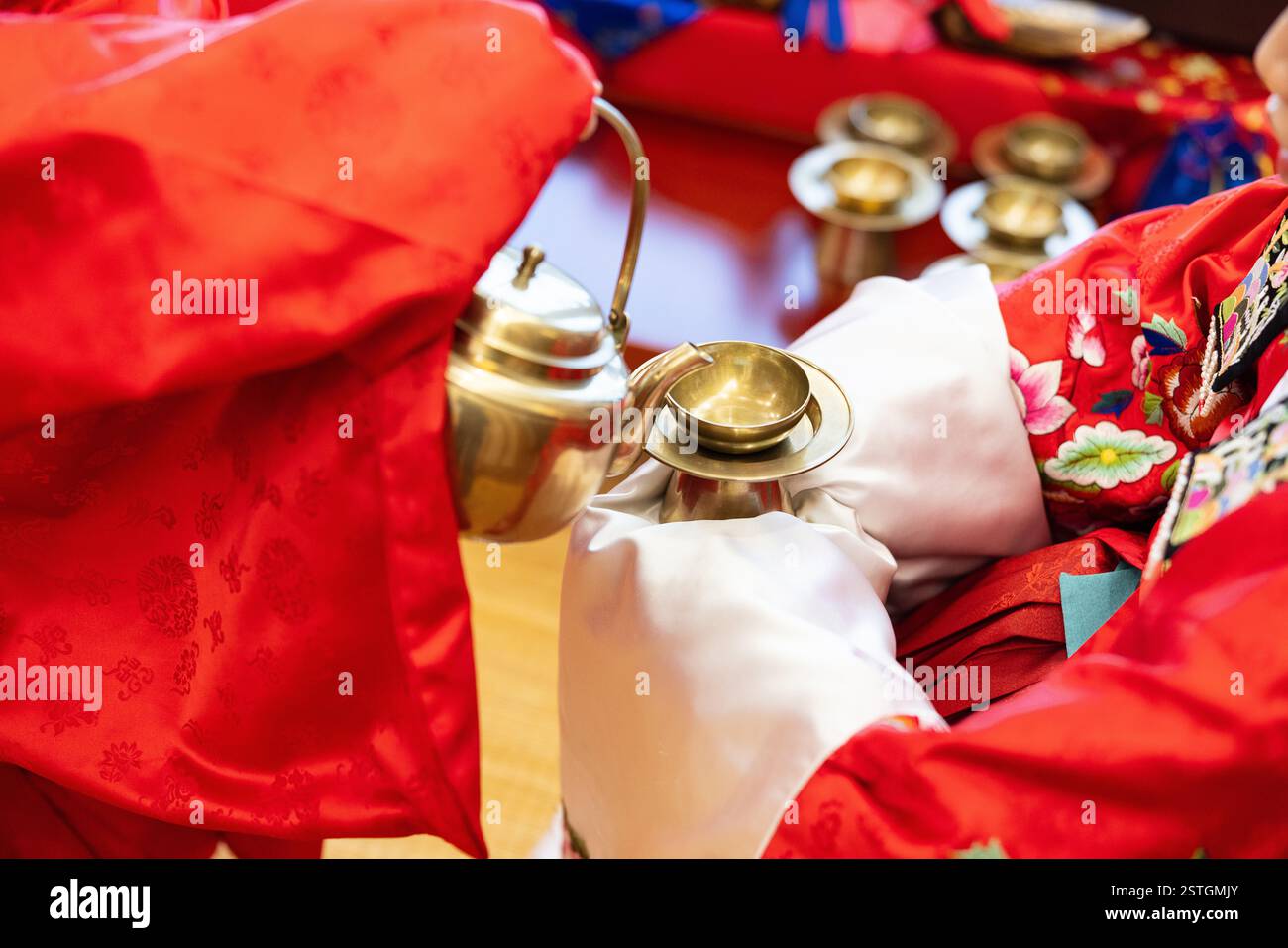 Pyebaek, traditional Korean wedding bowing ceremony Stock Photo - Alamy