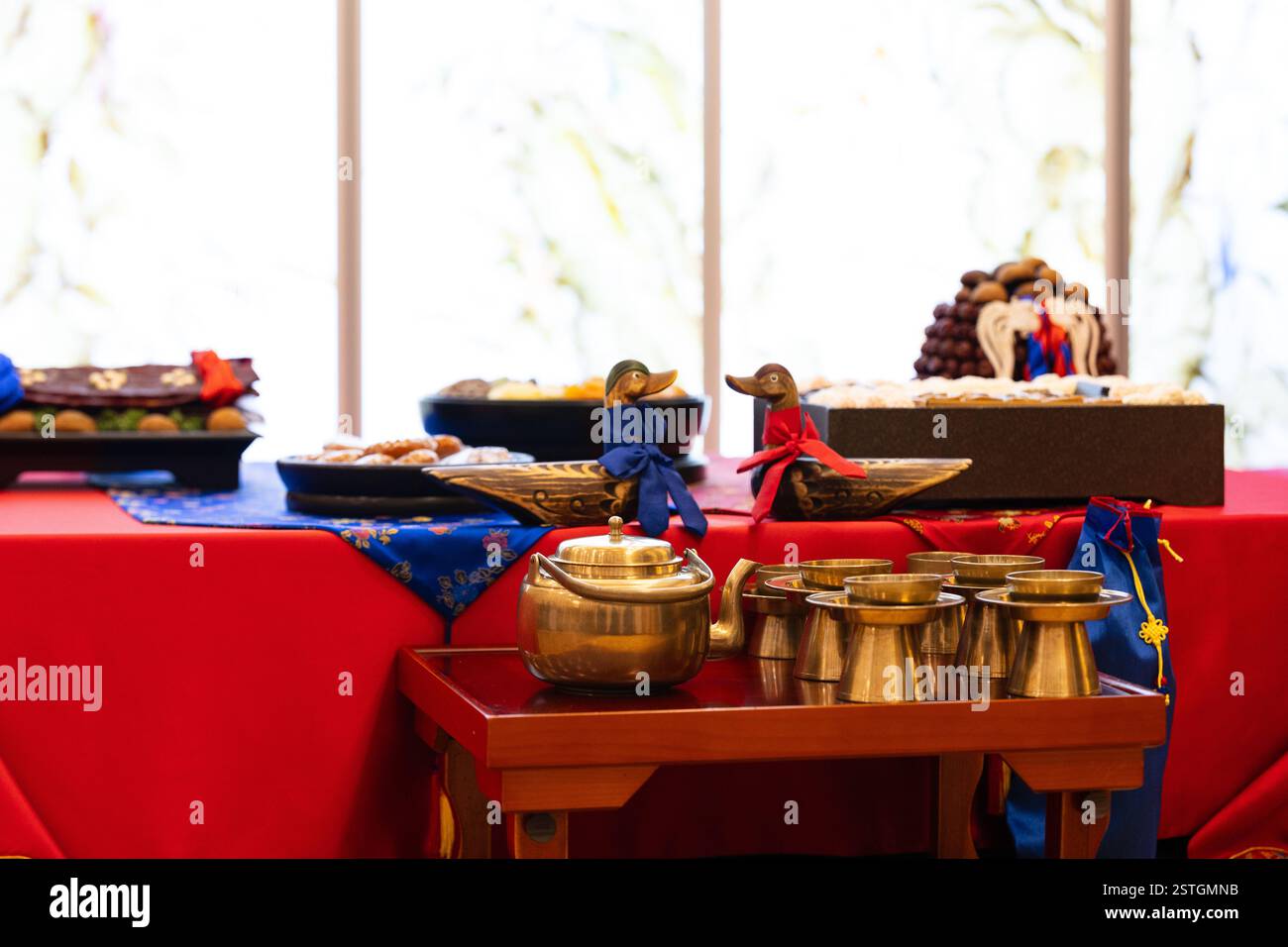 Pyebaek, traditional Korean wedding bowing ceremony Stock Photo - Alamy
