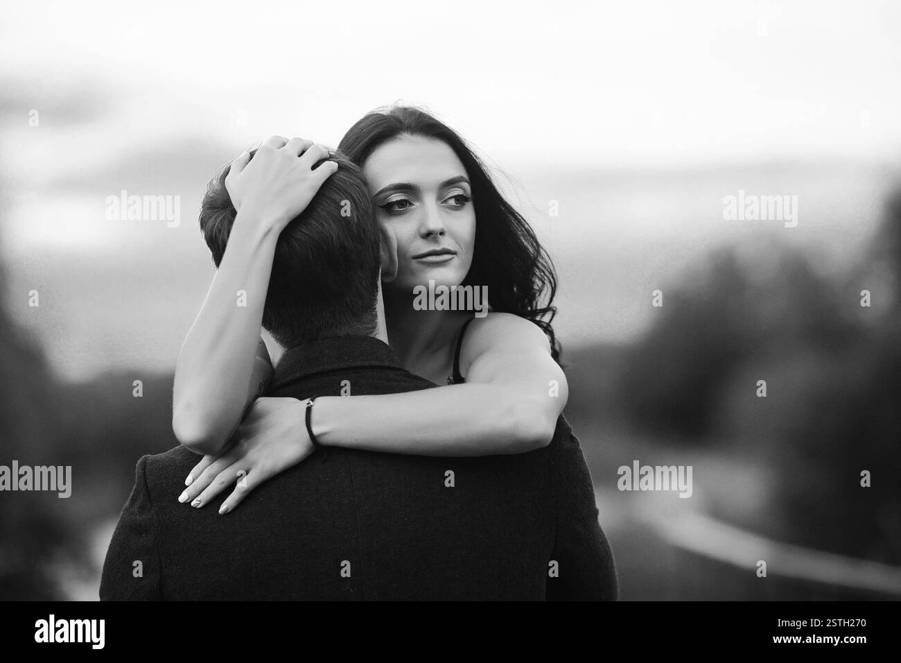 Man holding woman on Black and White Stock Photos & Images - Alamy