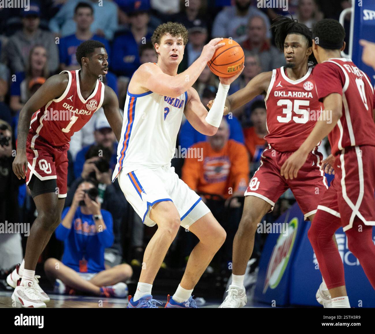 Florida center Micah Handlogten passes under pressure from Oklahoma ...