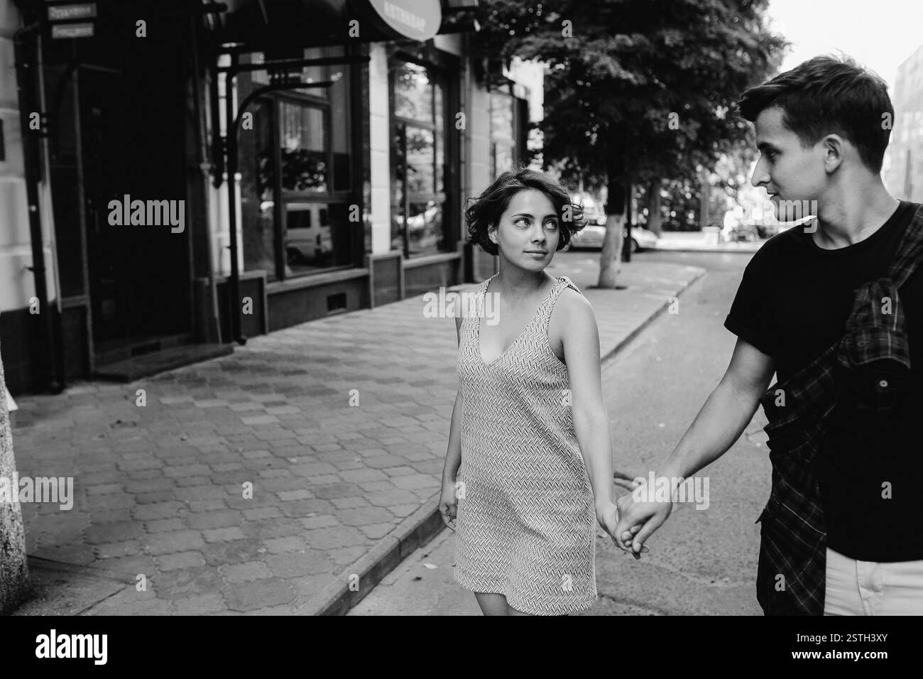 Man women walking on Black and White Stock Photos & Images - Alamy