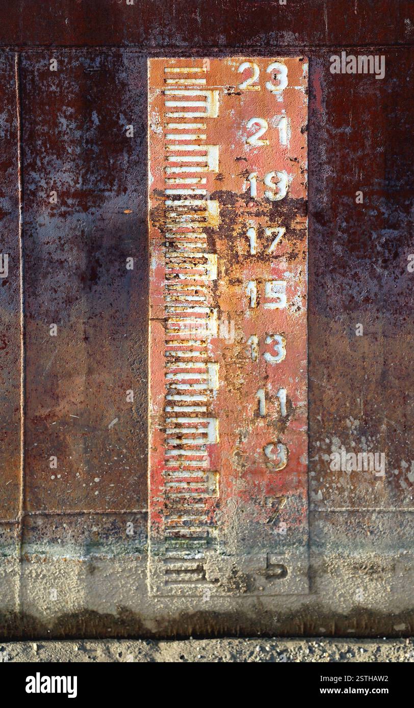 Ship draft markings hi-res stock photography and images - Alamy