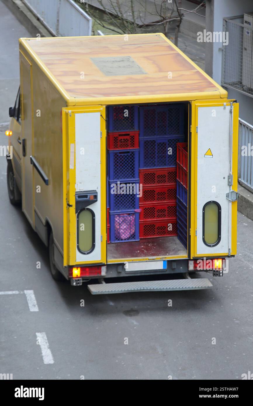 Yellow delivery van rear hi-res stock photography and images - Alamy