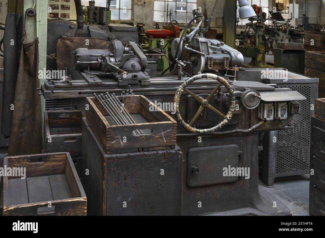 Empty industrial hall machines hi-res stock photography and images - Alamy