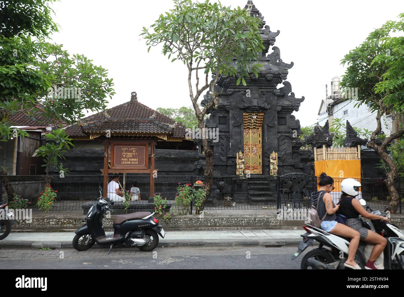A typical Bali street scene in Legian Stock Photo - Alamy
