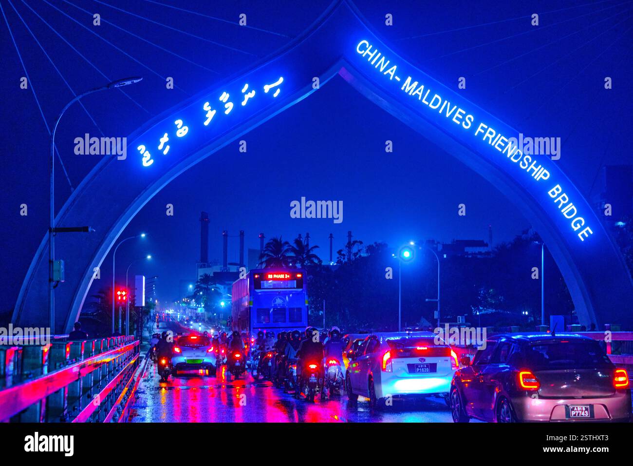The Sinamalé Bridge, connecting Malé to Hulhulé and Hulhumalé in the ...