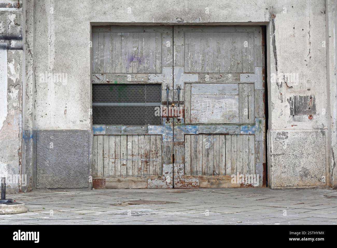 Old industrial warehouse locked hi-res stock photography and images - Alamy