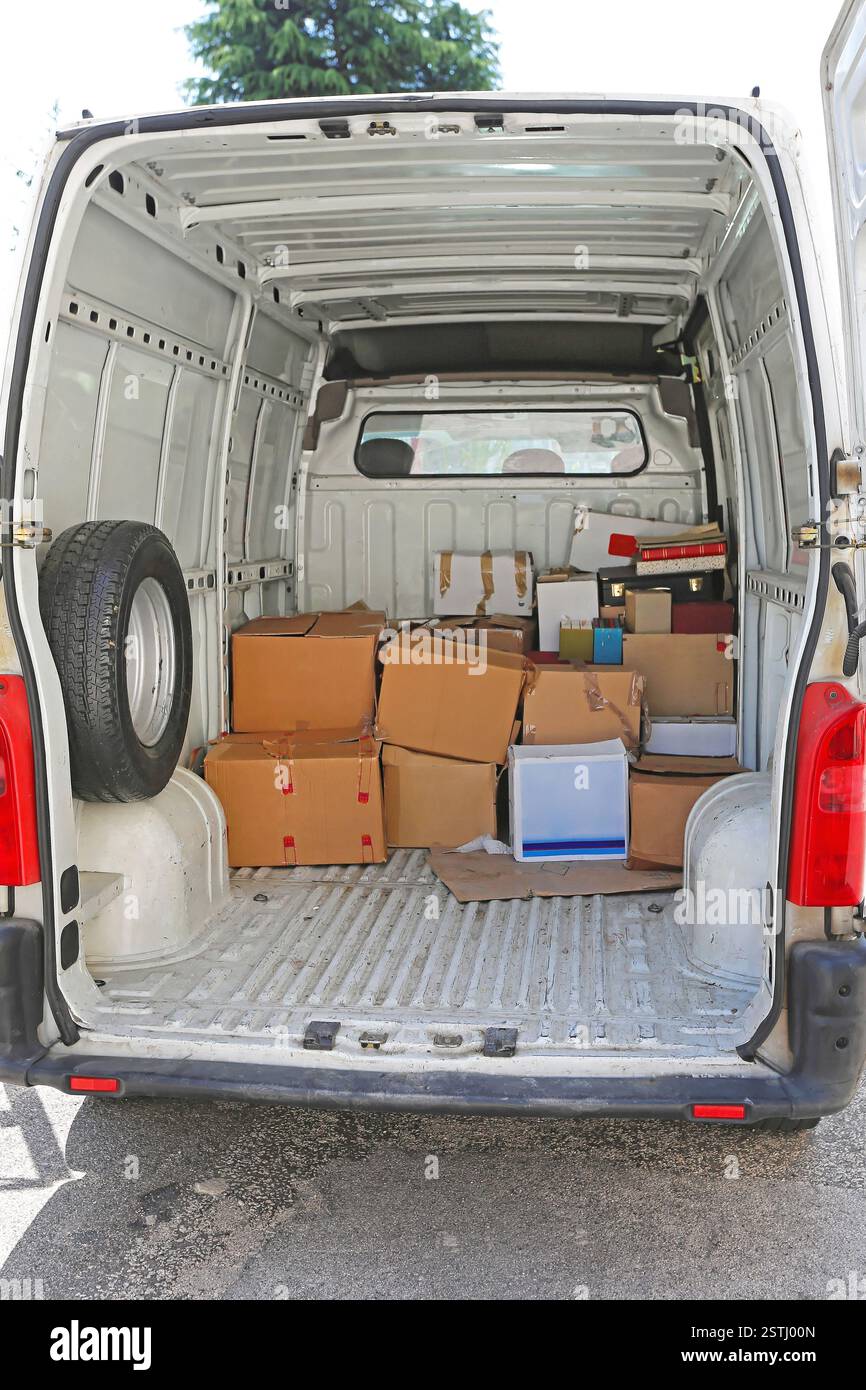 Moving van boxes hi-res stock photography and images - Alamy