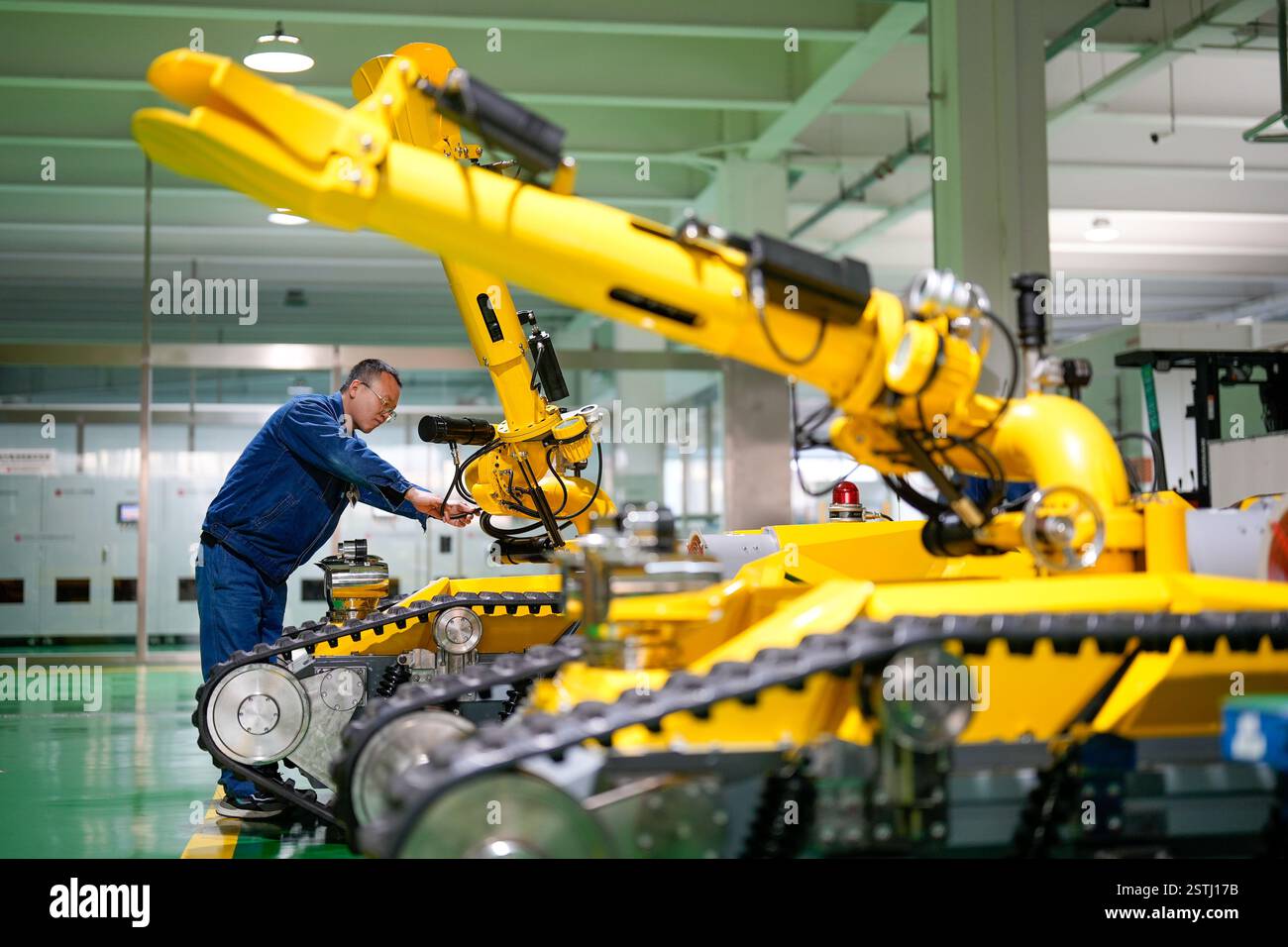 (250219) -- TANGSHAN, Feb. 19, 2025 (Xinhua) -- A worker adjusts a ...