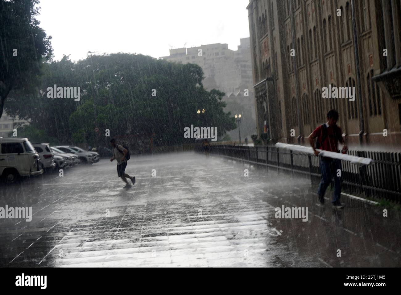 Pedestrians face heavy rain with hail in São Paulo on Tuesday afternoon ...
