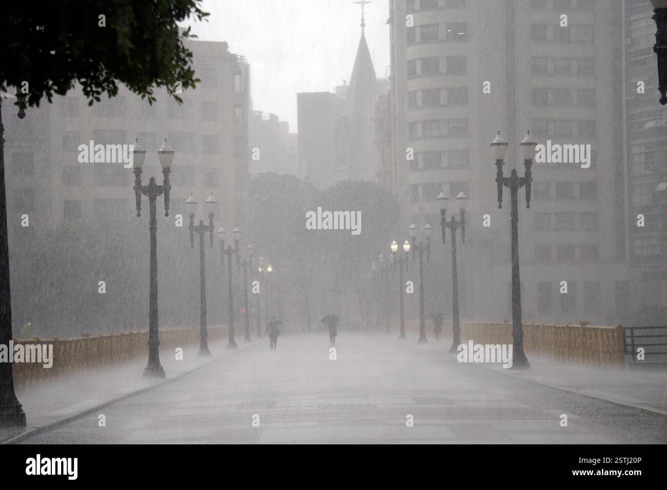 Pedestrians face heavy rain with hail in São Paulo on Tuesday afternoon (18) Credit: Cris Faga ...