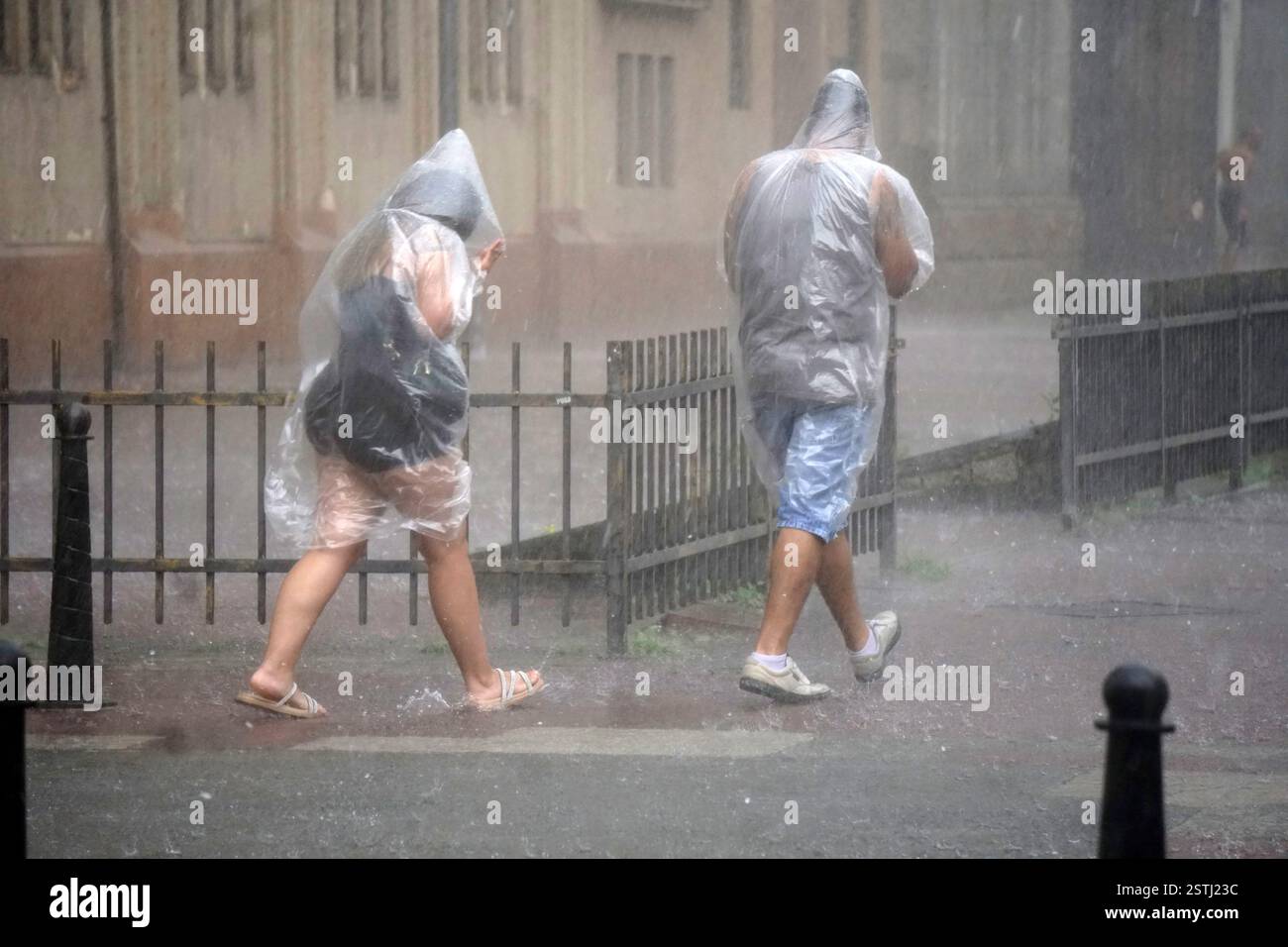 Pedestrians face heavy rain with hail in São Paulo on Tuesday afternoon ...