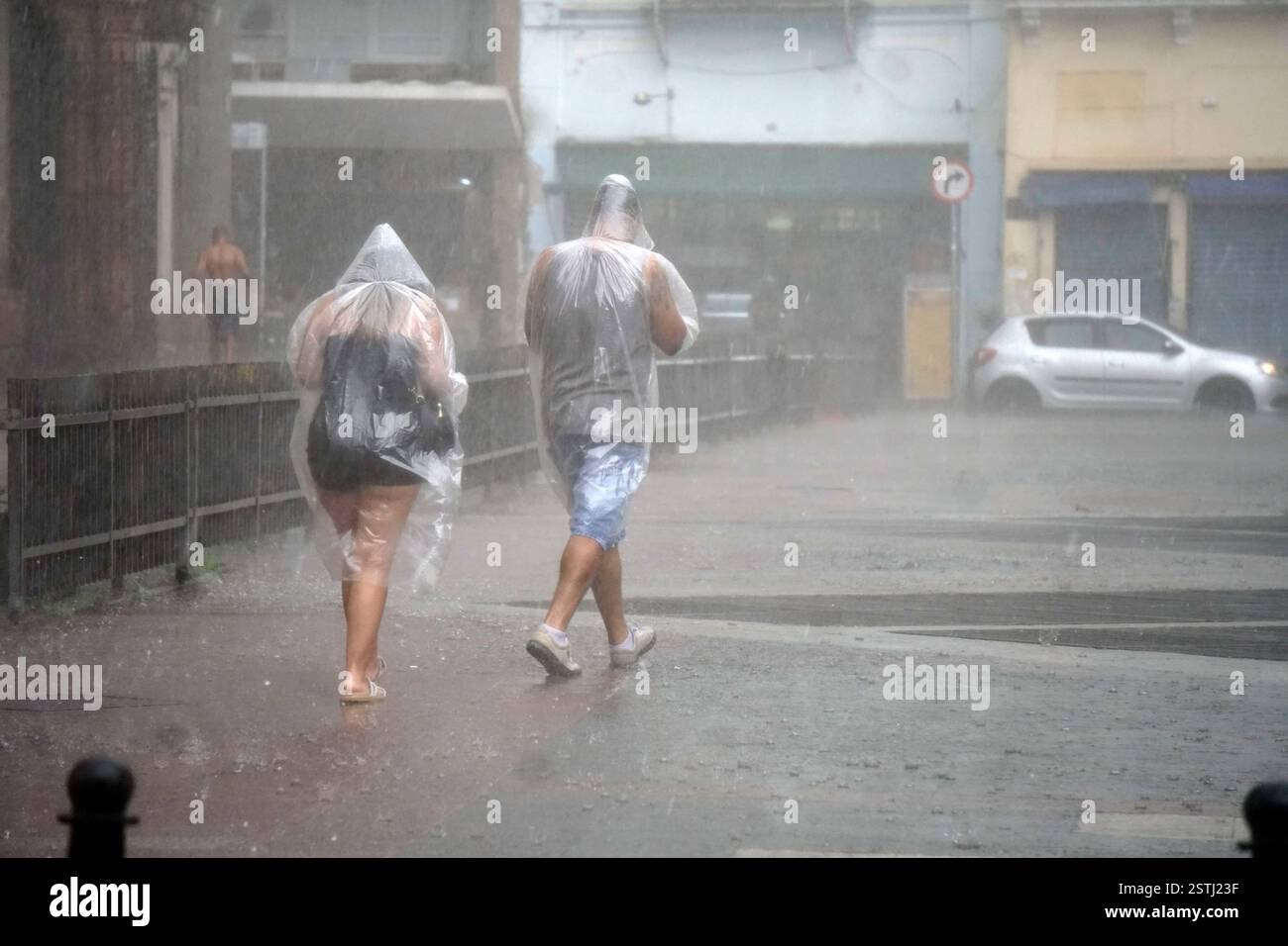 Pedestrians face heavy rain with hail in São Paulo on Tuesday afternoon ...