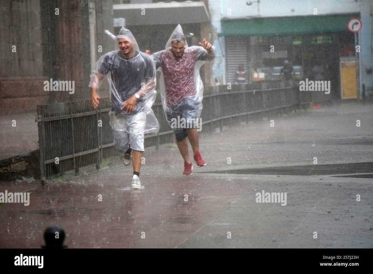 Pedestrians face heavy rain with hail in São Paulo on Tuesday afternoon ...