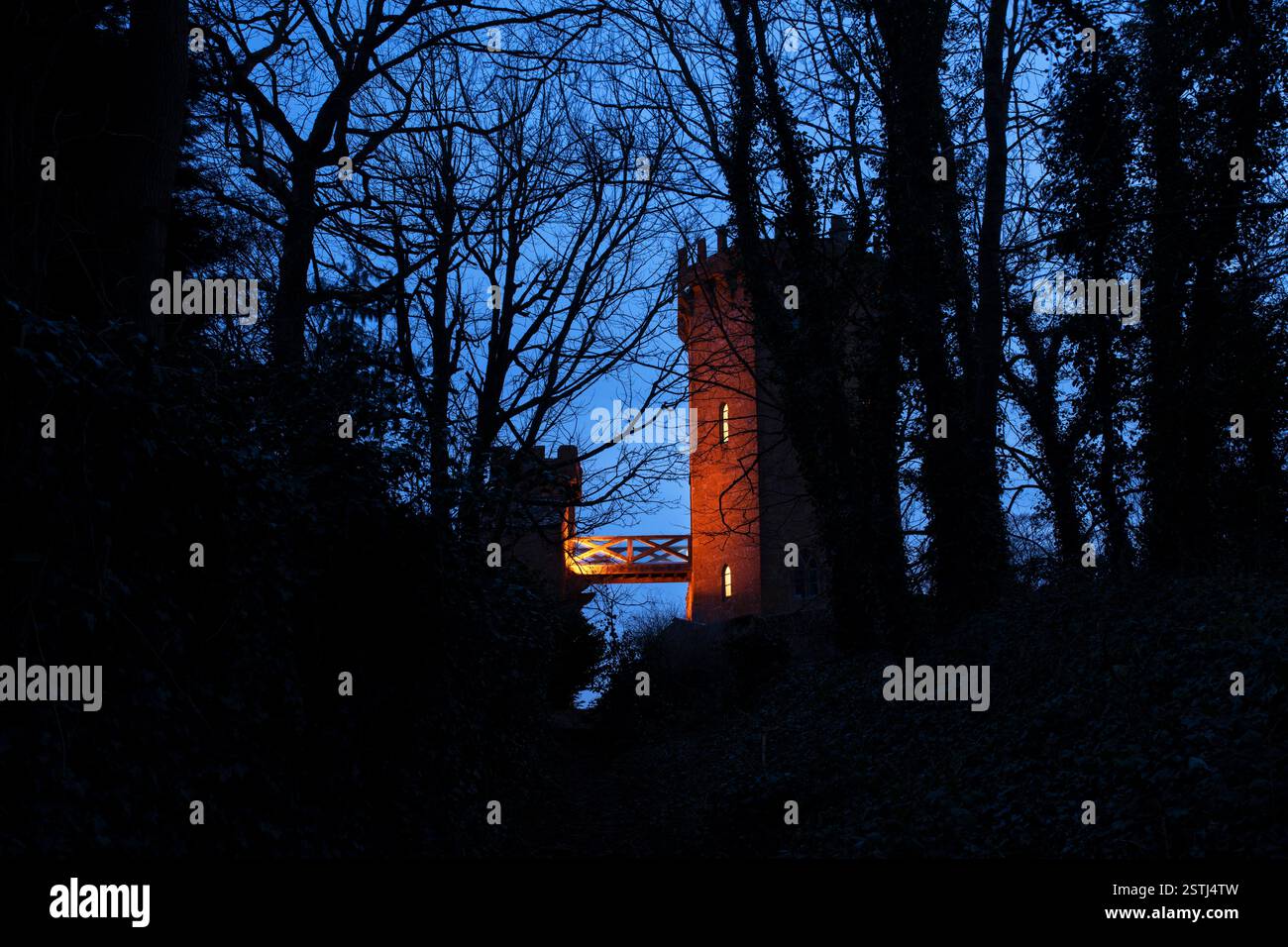 The Castle Inn at dusk in winter. Edgehill, Warwickshire, England Stock ...
