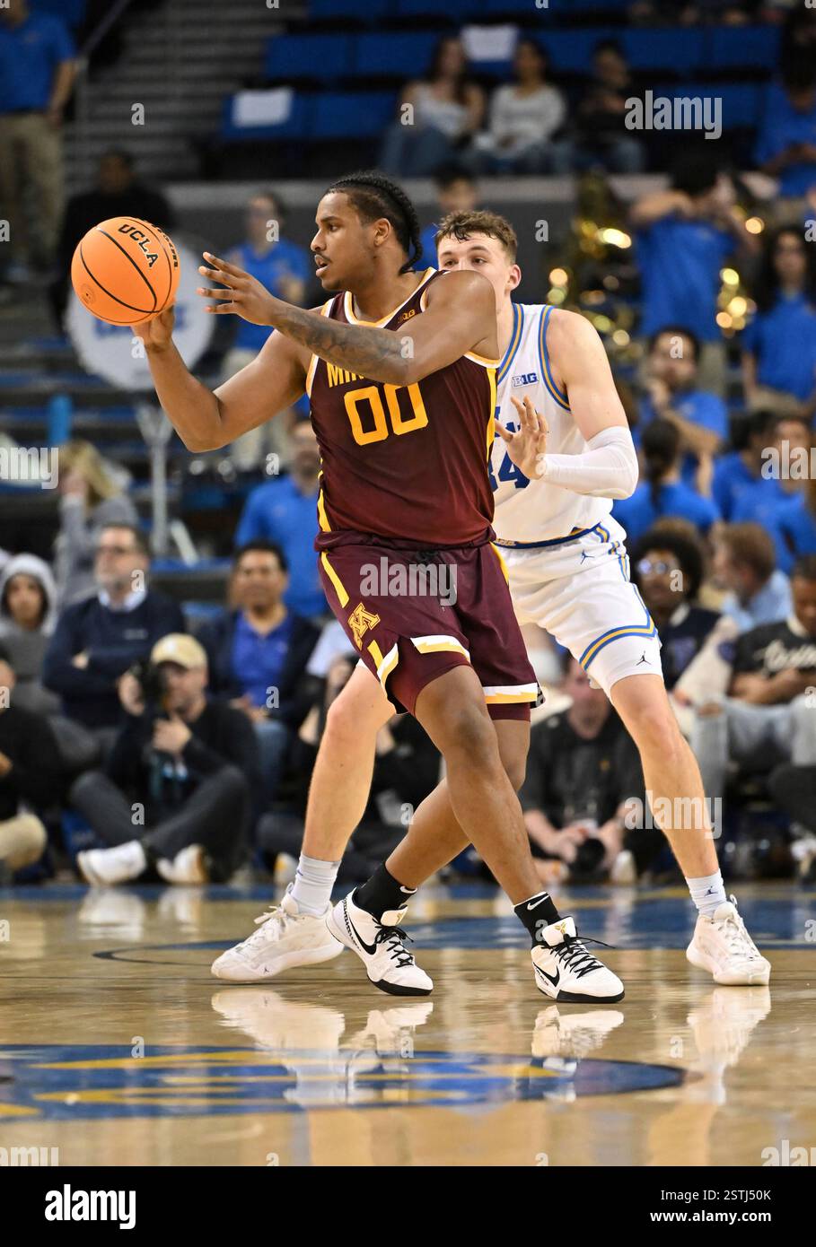 LOS ANGELES, CA - FEBRUARY 18: Minnesota Golden Gophers forward Frank ...