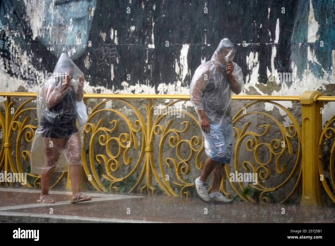 Pedestrians face heavy rain with hail in São Paulo on Tuesday afternoon ...