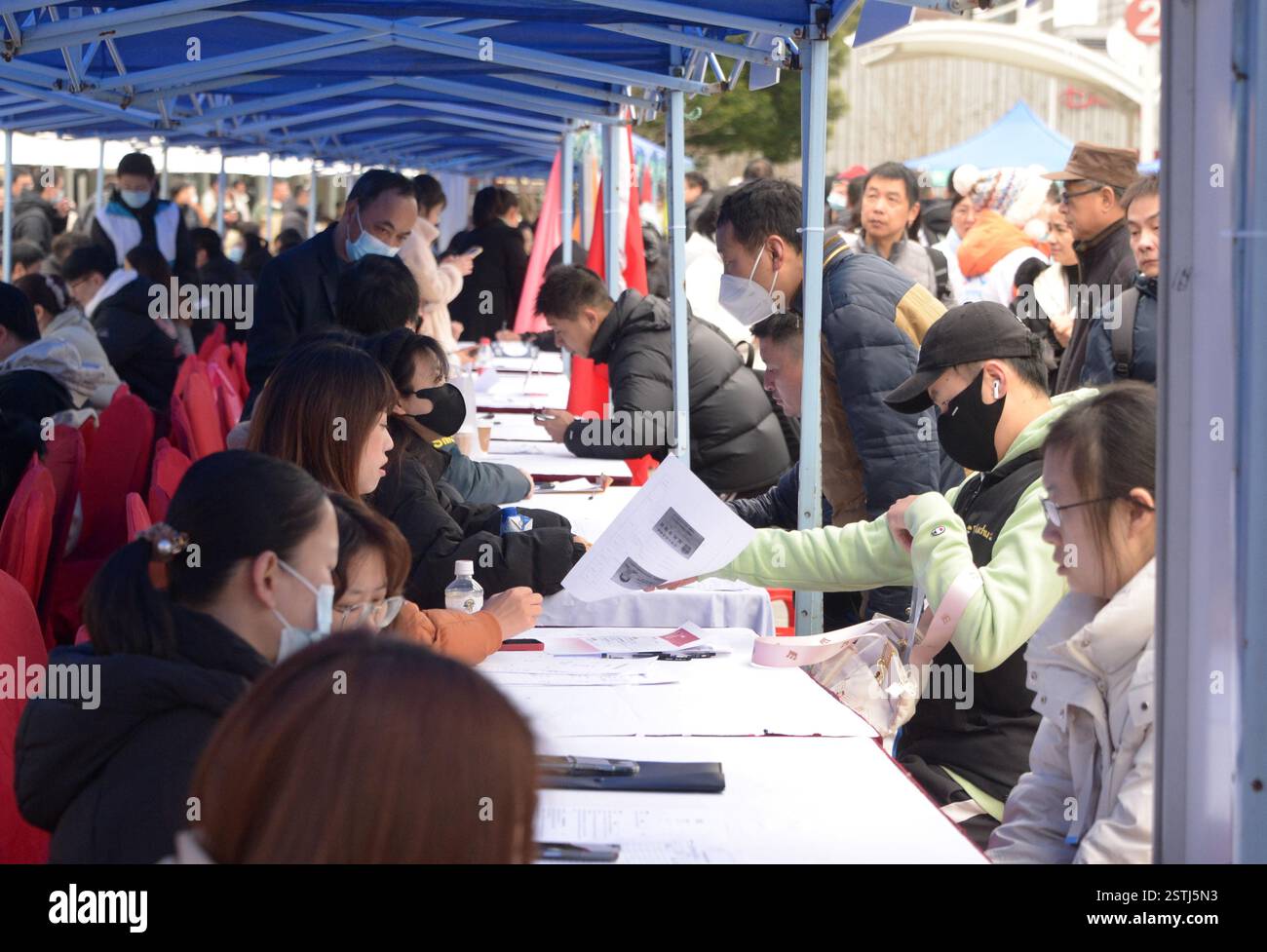 People look for jobs at a job fair in SHanghai, China, 14 February ...