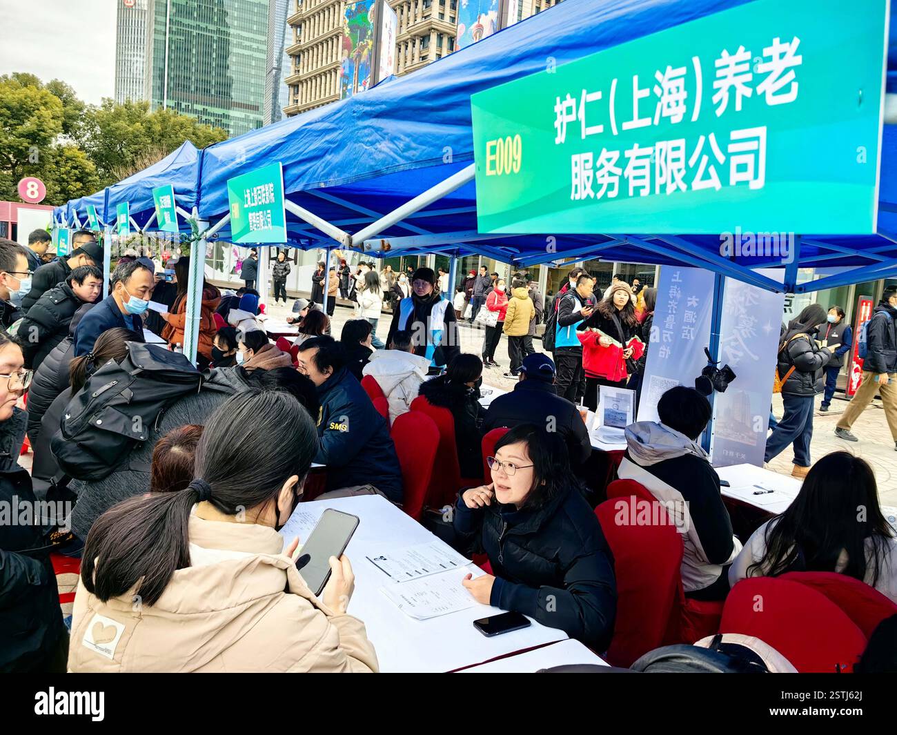 People look for jobs at a job fair in SHanghai, China, 14 February ...