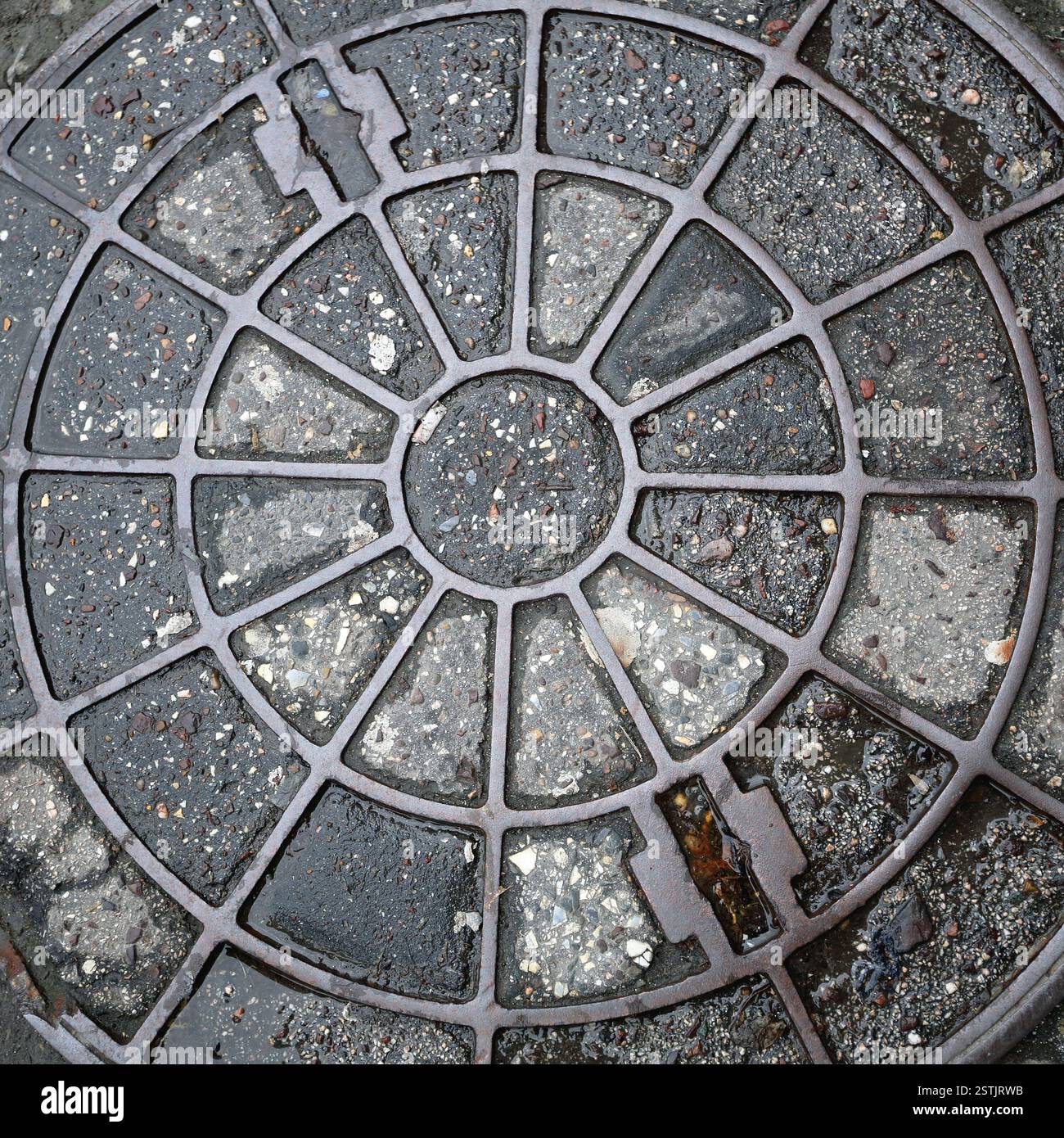 Concentric circles at manhole cover utility shaft hi-res stock ...