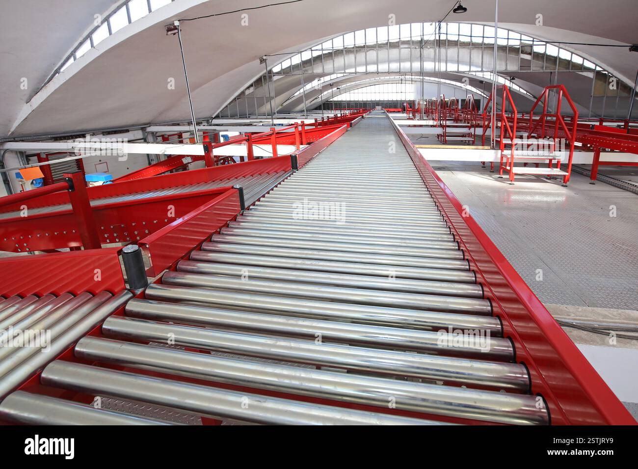 Conveyor Rollers for Sorting and Shipping in Distribution Center Stock ...