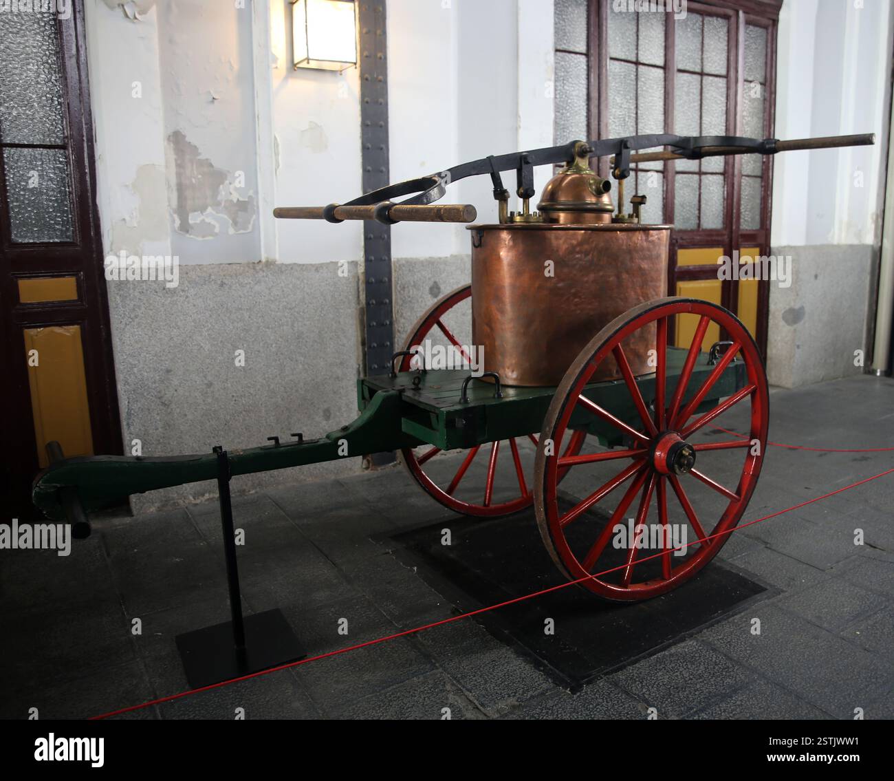 Carriage with extinguishing pump "a arm". Made by Letestu, 64. Paris ...