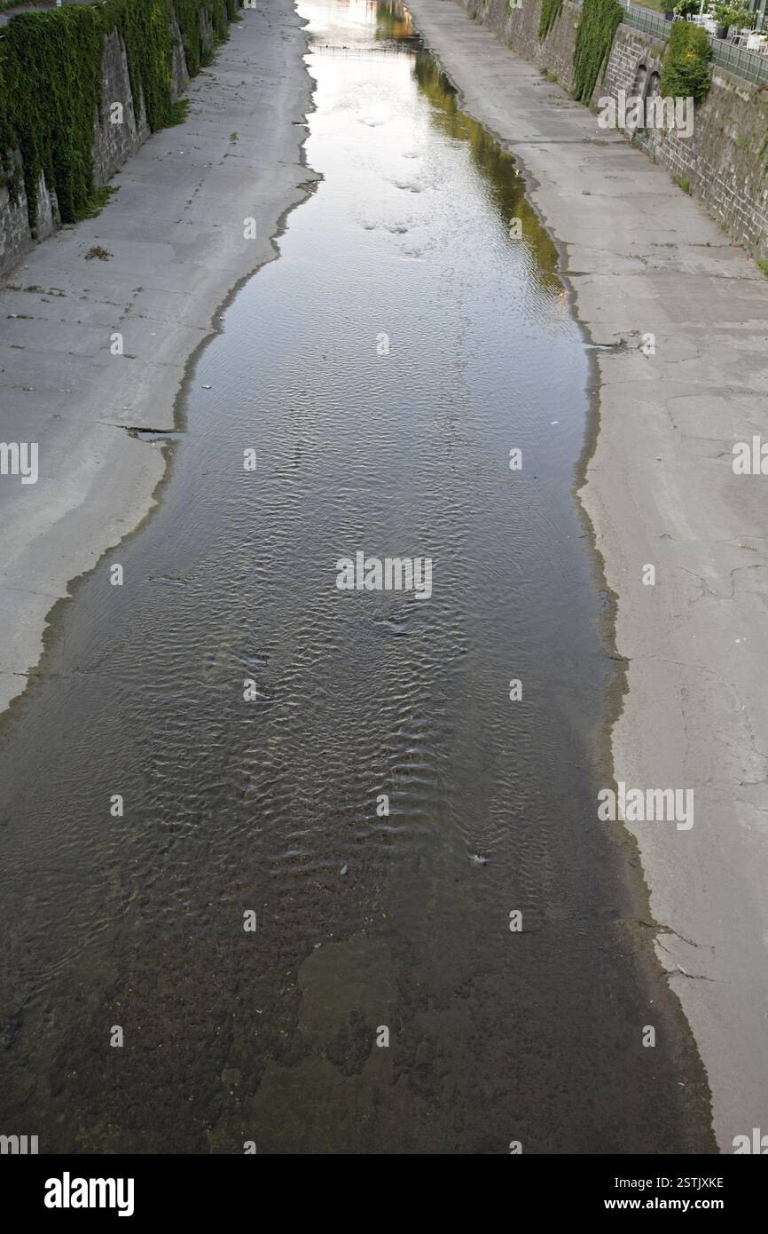 Wien river passing trough stadtpark in vienna hi-res stock photography ...