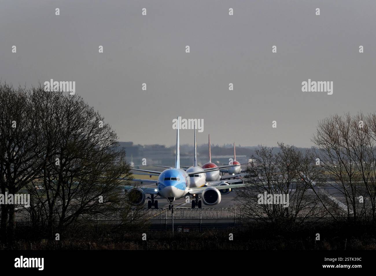 Planes queue for take off at London Gatwick Airport in Crawley, West ...