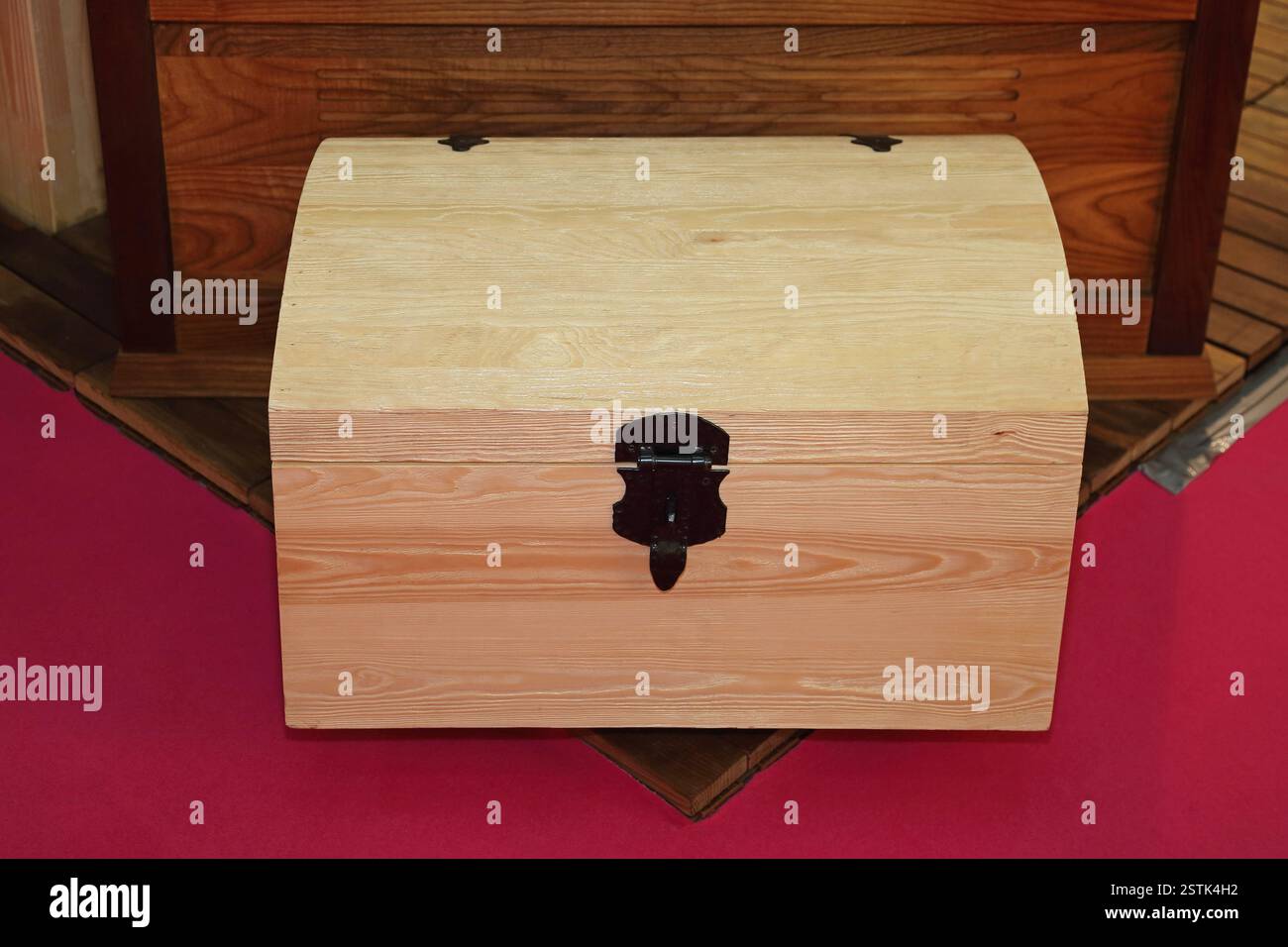 Wooden Trunk Chest Stock Photo - Alamy