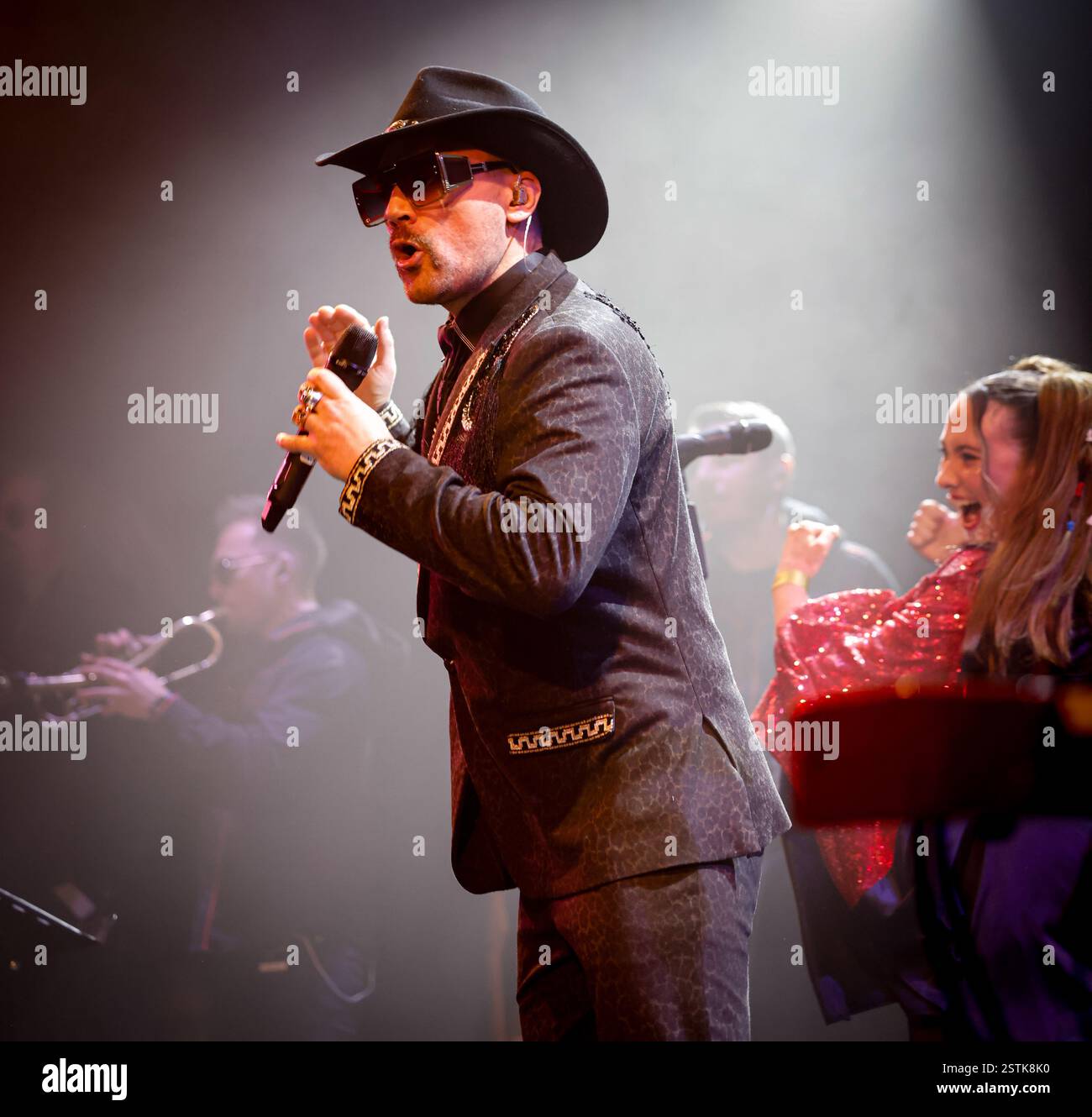 Wide brim hat hi-res stock photography and images - Alamy