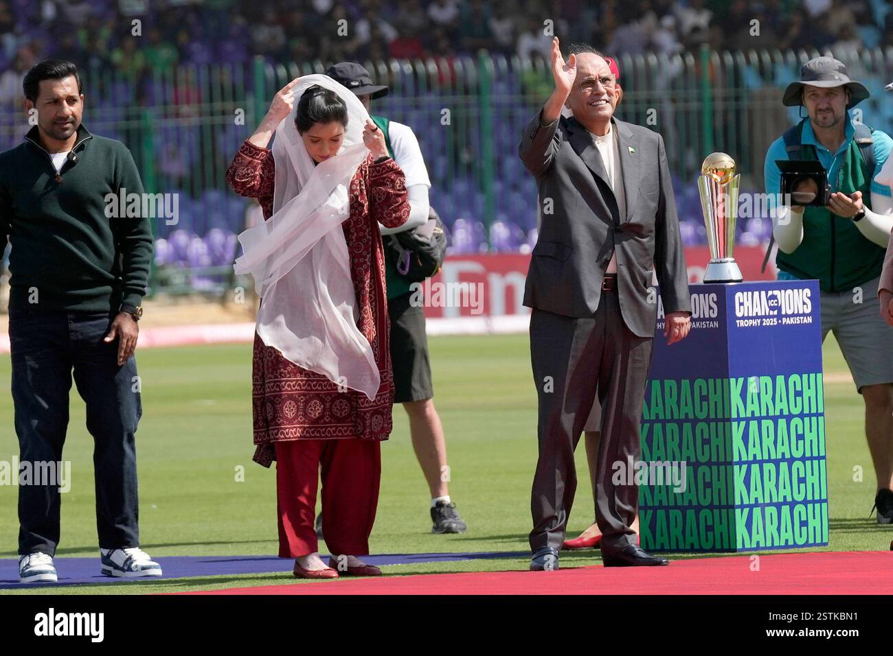 Pakistan's President Asif Ali Zardari, second right, his daughter ...