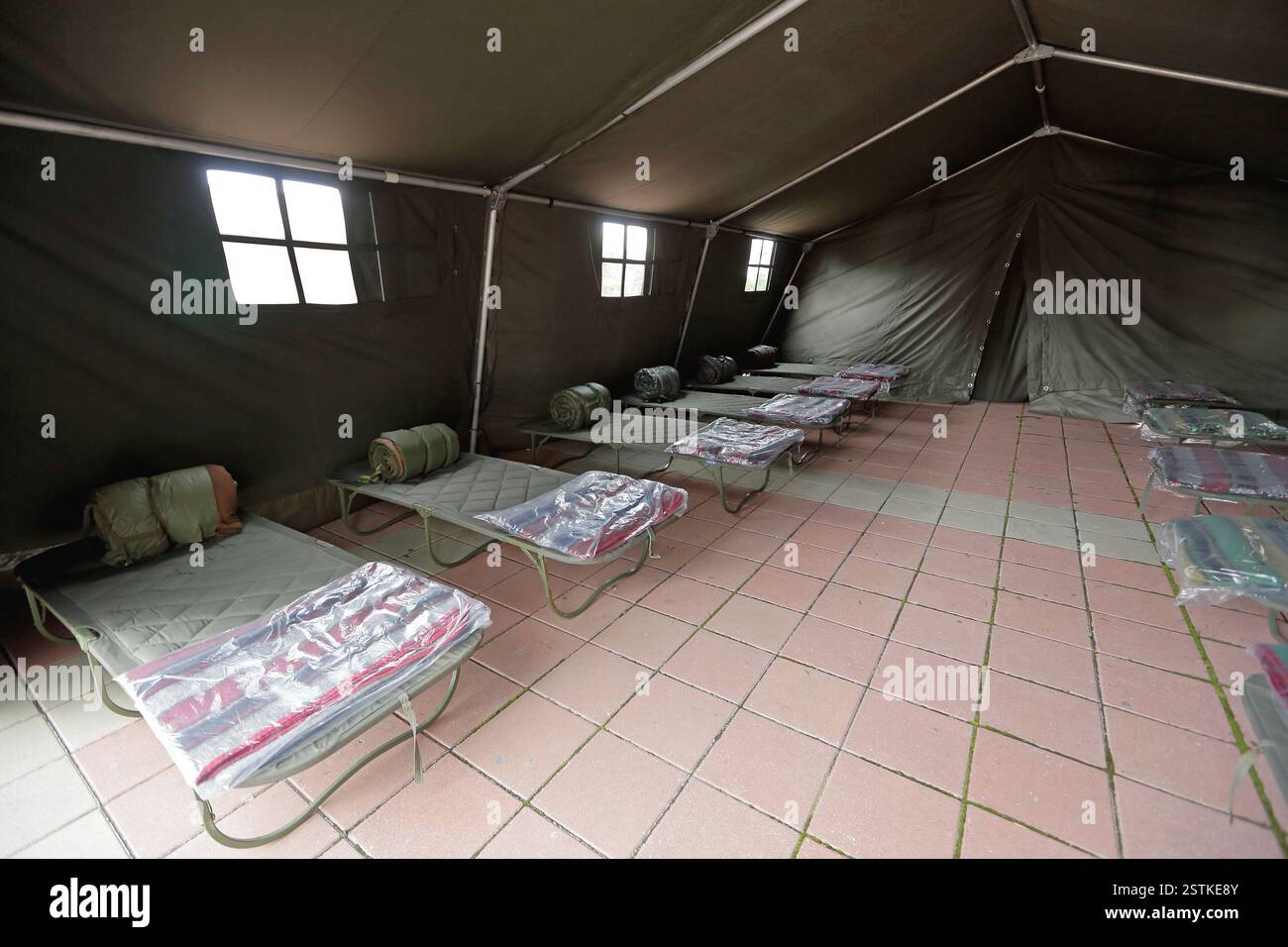 Disaster shelter beds hi-res stock photography and images - Alamy