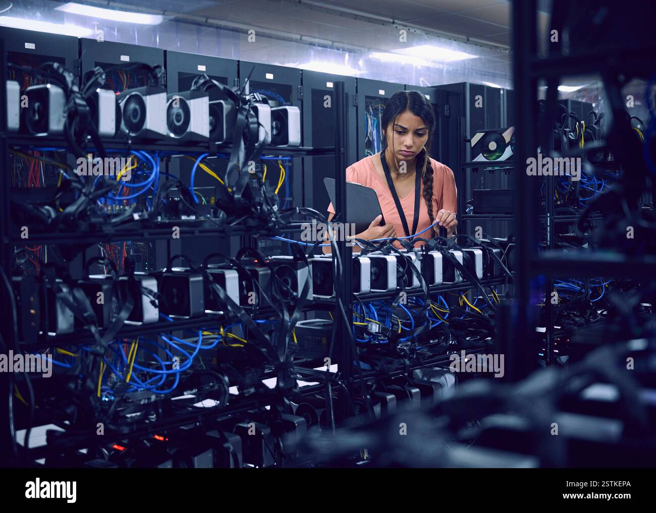 Engineer working server hi-res stock photography and images - Alamy