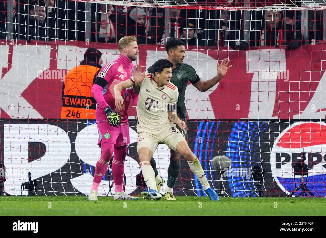 Bayern Munich's Kim Min-Jae with Celtic goalkeeper Kasper Schmeichel ...
