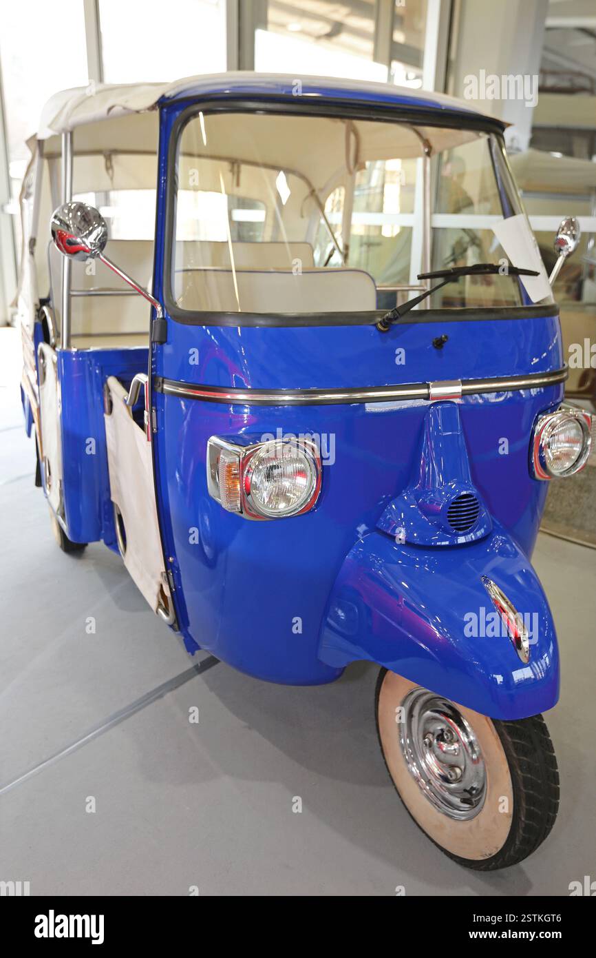 Front of auto rickshaw hi-res stock photography and images - Alamy