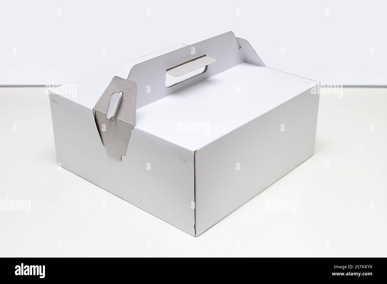 Cake delivery box hi-res stock photography and images - Alamy
