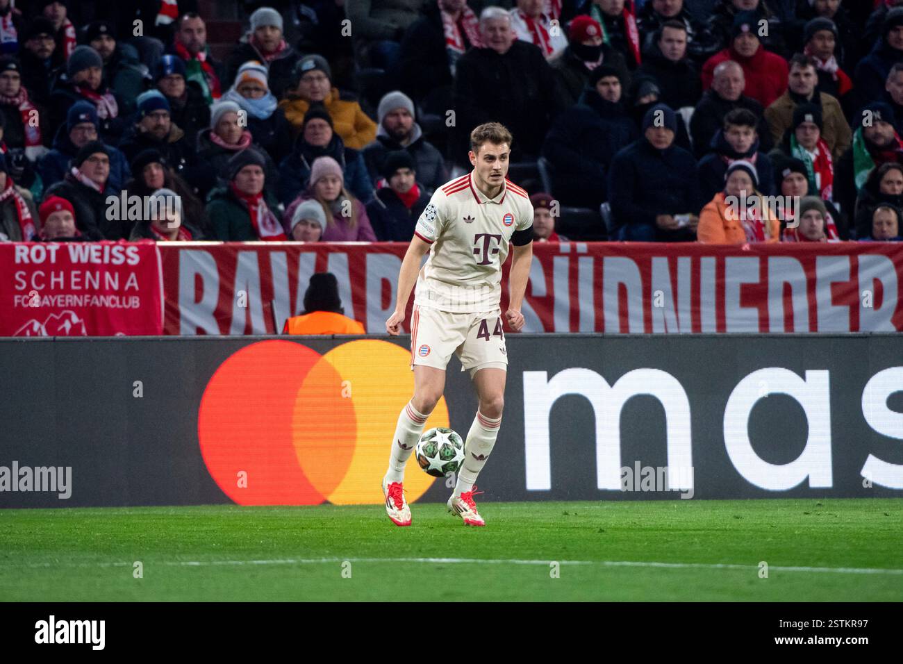 Josip Stanisic (FC Bayern Muenchen, #44) am Ball, GER, FC Bayern ...