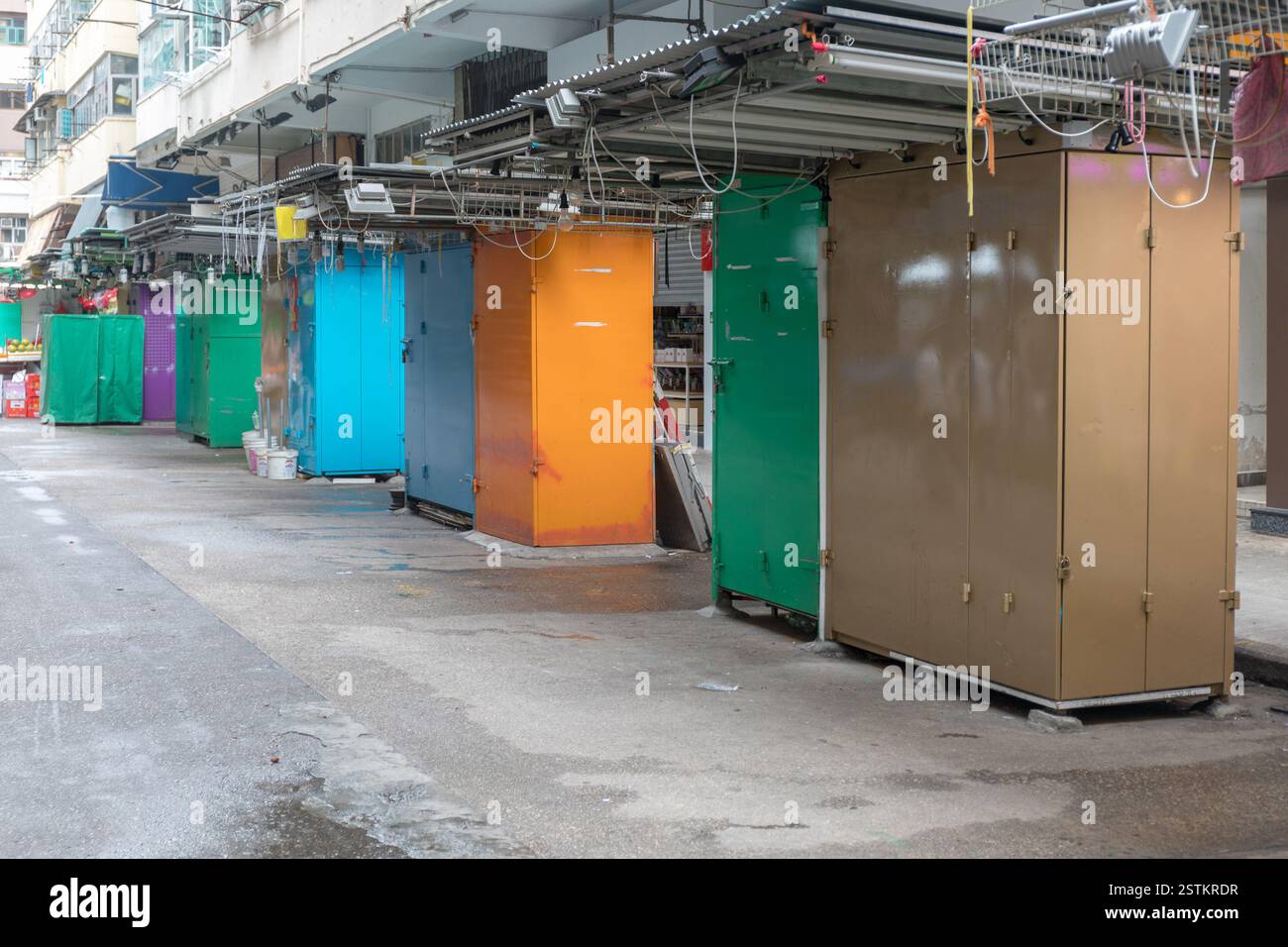 Closed small kiosk booths in row at street market hi-res stock photography and images - Alamy