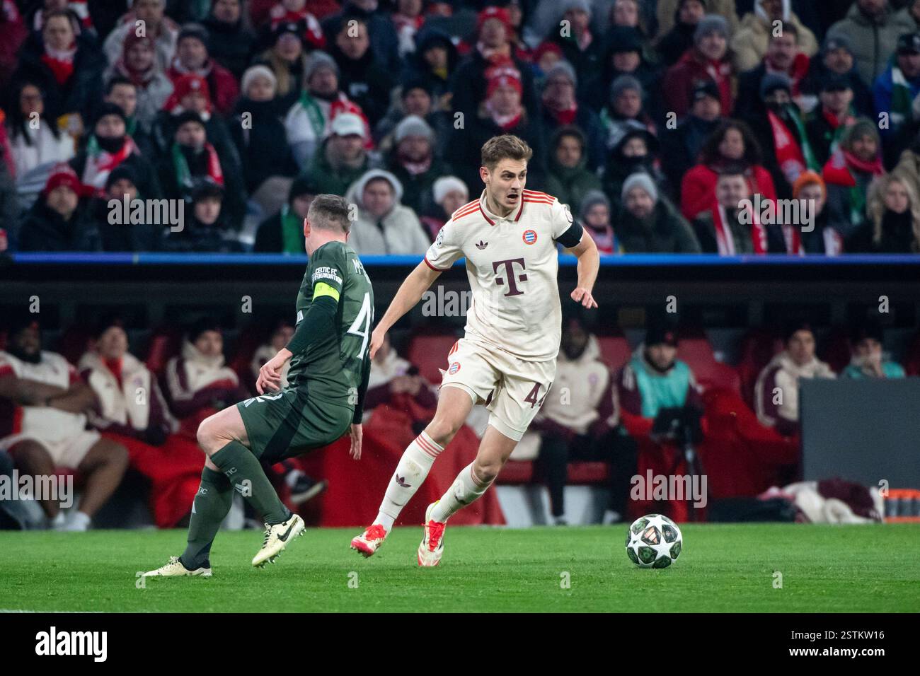 Josip Stanisic (FC Bayern Muenchen, #44) im Zweikampf mit Callum ...