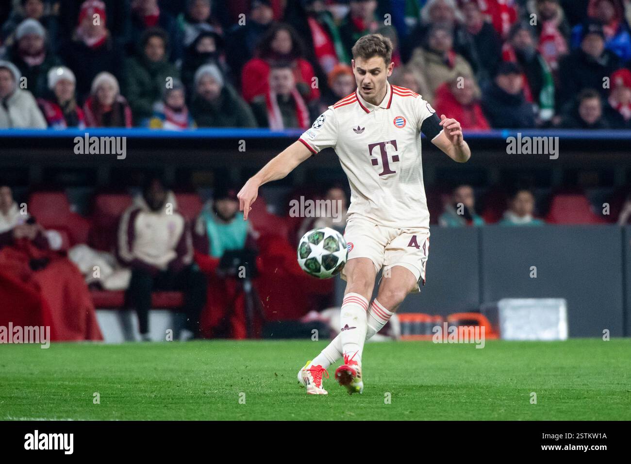 Josip Stanisic (FC Bayern Muenchen, #44) am Ball, GER, FC Bayern ...